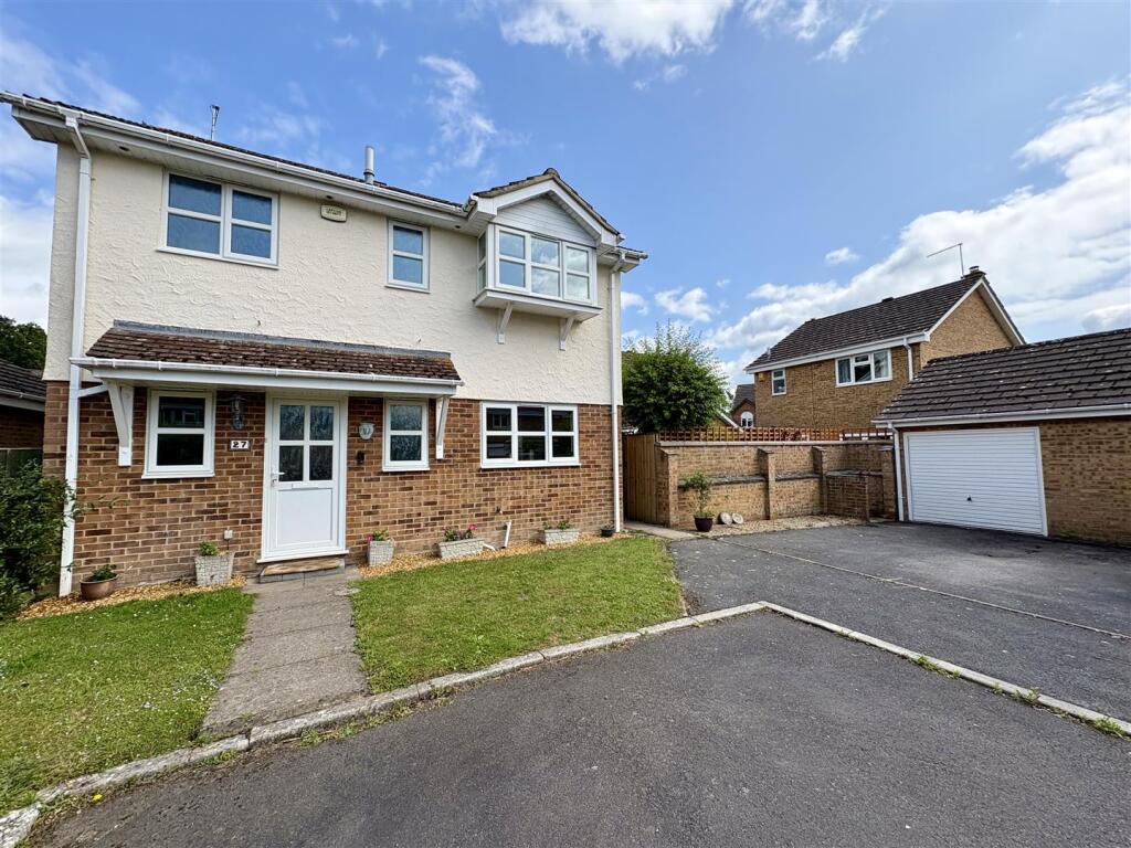 3 bedroom detached house for sale in Hazelwood Drive, Verwood, BH31