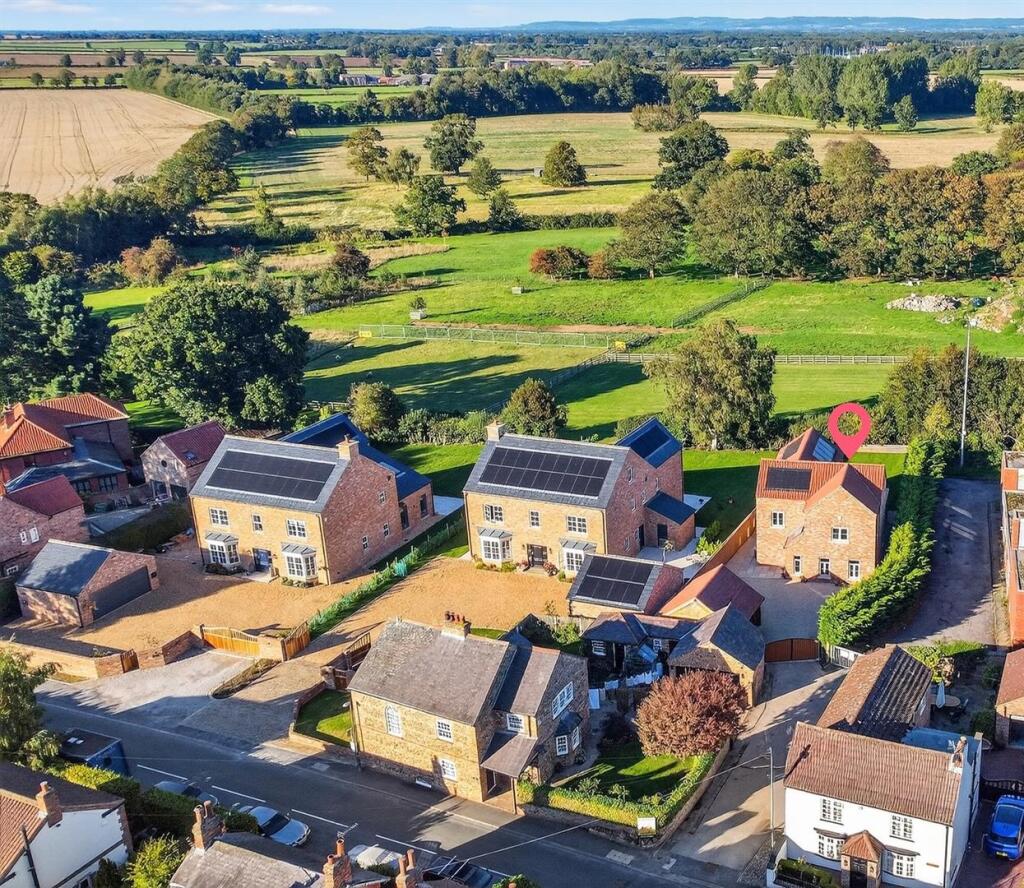 4 bedroom detached house for sale in Boroughbridge Road, Green ...