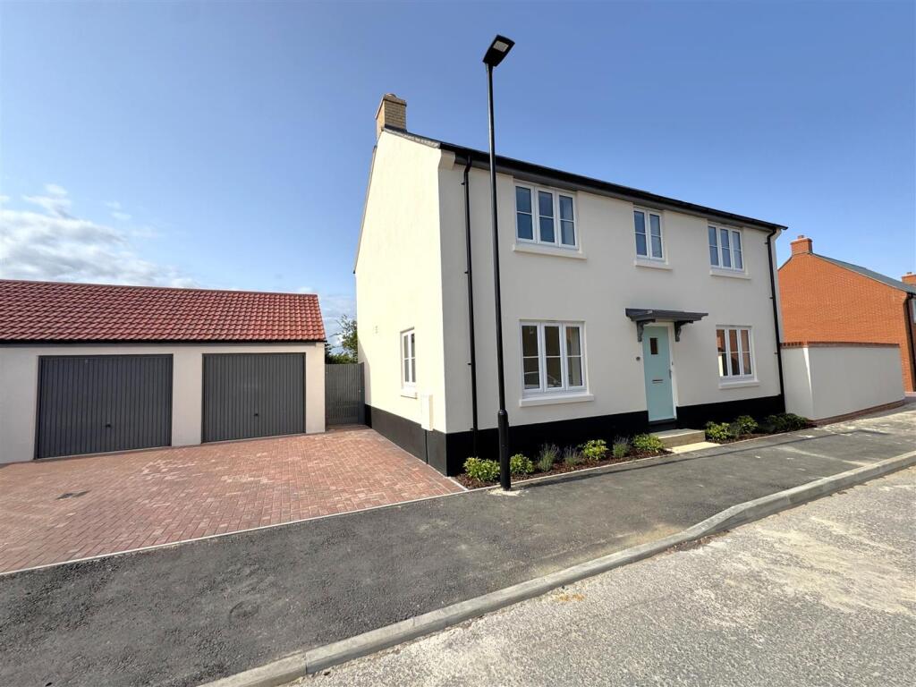 4 bedroom detached house for sale in Constable Crescent, Chesil Reach, Chickerell, DT3