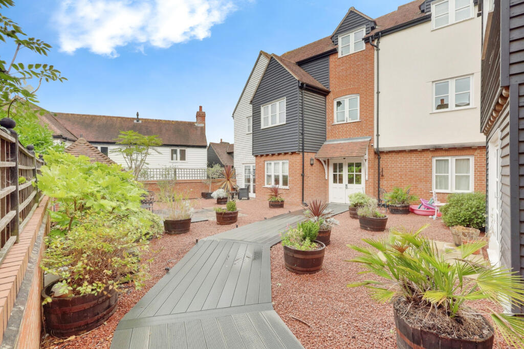 2 bedroom flat for sale in High Street, Benfleet, SS7