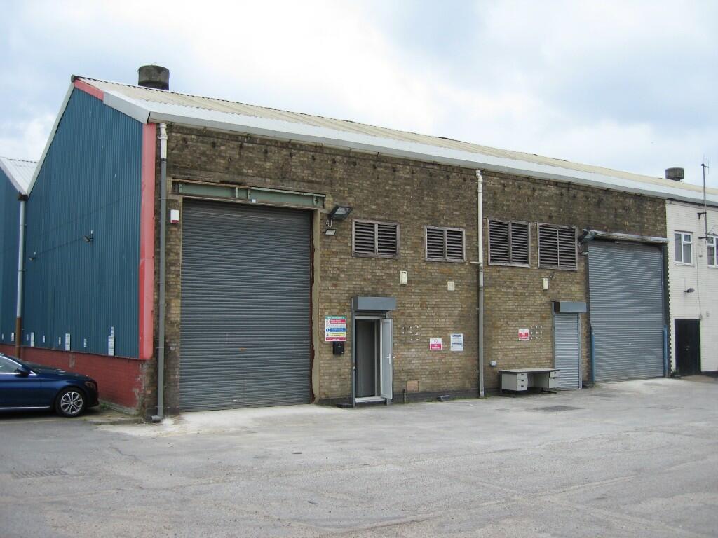 Heavy industrial facility to lease in Herons Gate Trading Estate ...