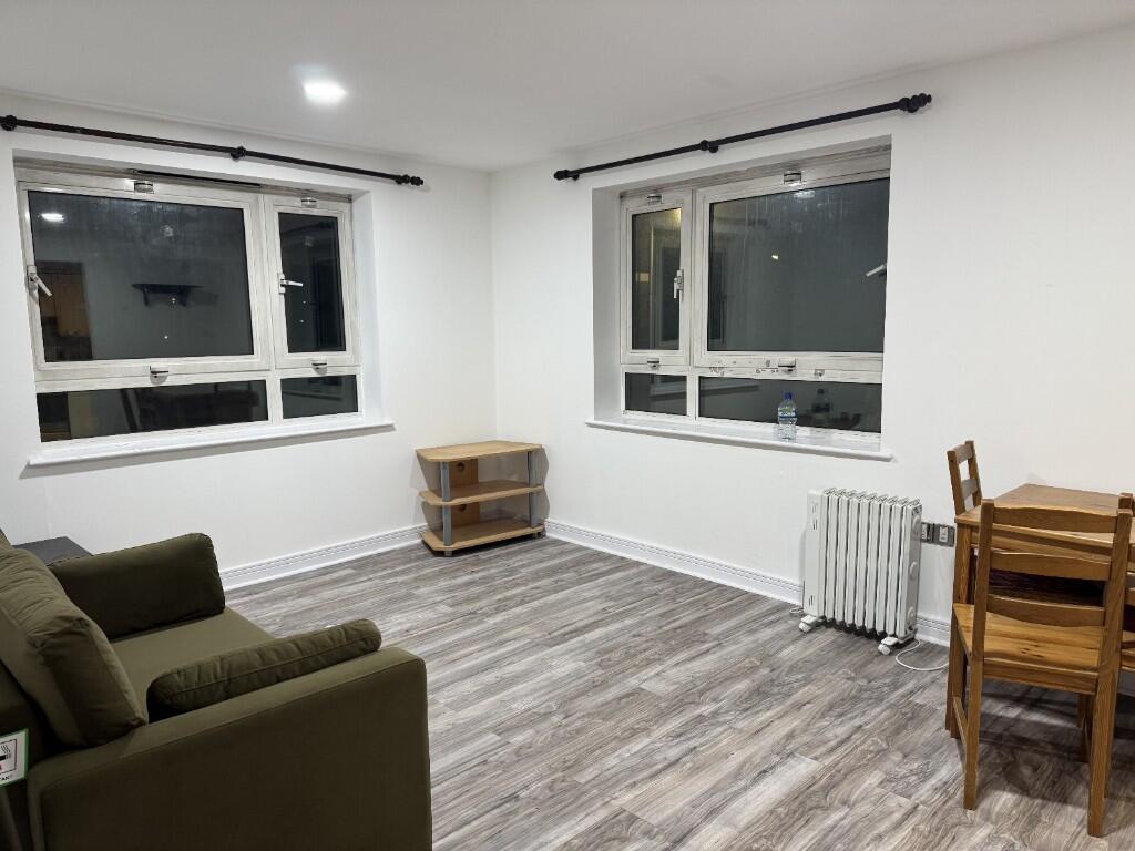 2 bedroom flat for rent in Hainault Street, Ilford, London, IG1