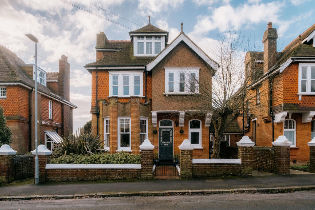 6 bedroom link detached house for sale in St Matthews Gardens, St ...