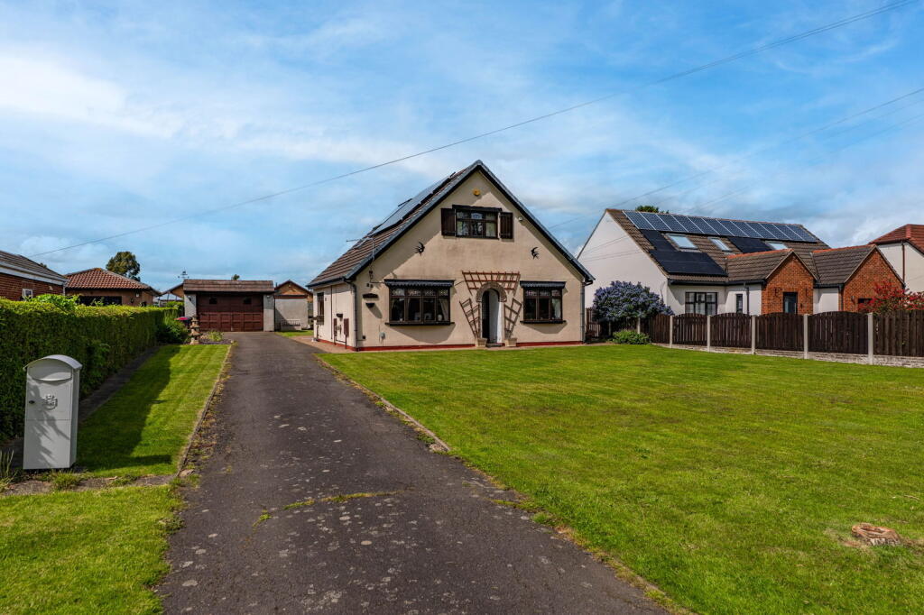 4 bedroom detached bungalow for sale in Braithwell Road, Ravenfield ...