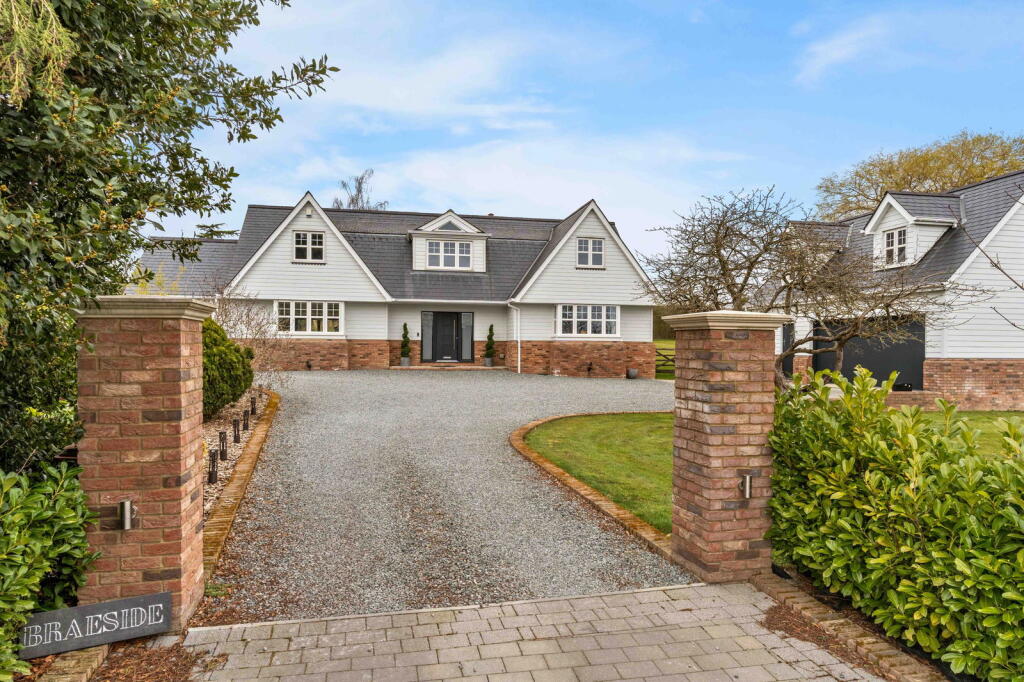 4 bedroom detached house for sale in South Hanningfield Road, Rettendon ...