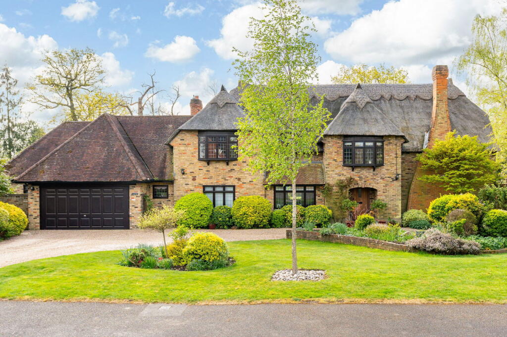 5 bedroom detached house for sale in Thorndon Approach, Herongate ...