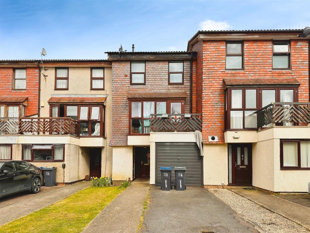 3 bedroom terraced house for sale in Derwent Road, SW20