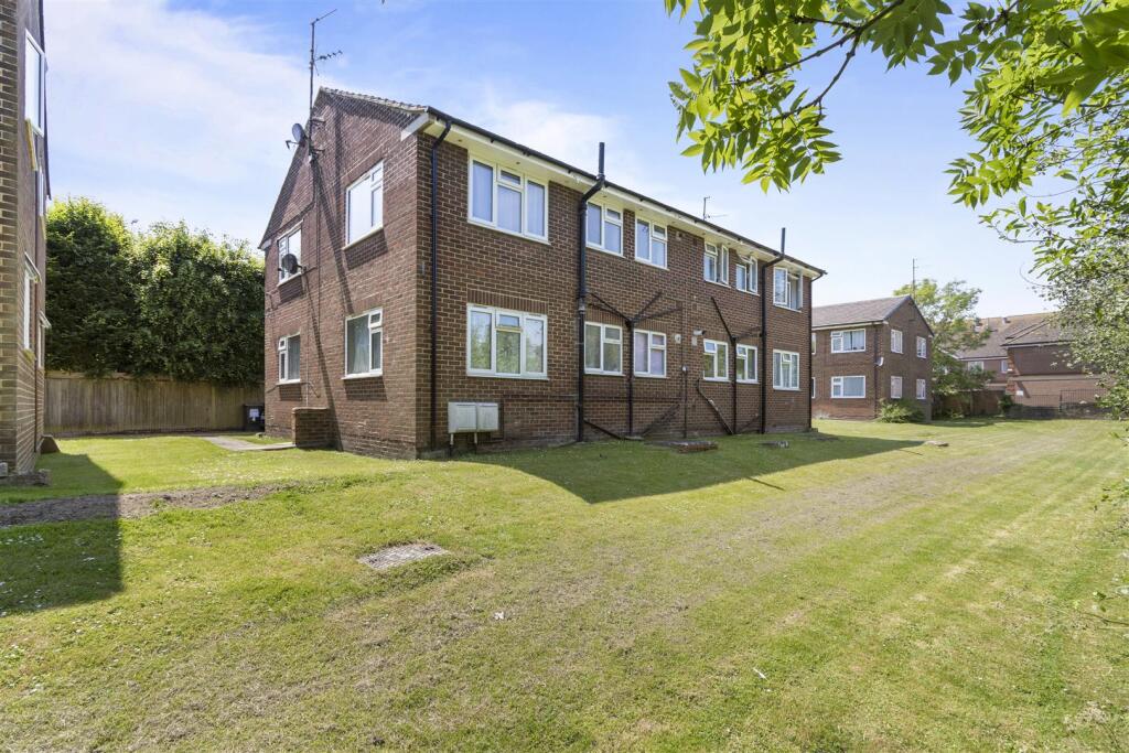 2 bedroom flat for sale in Walnut Walk, Polegate, BN26
