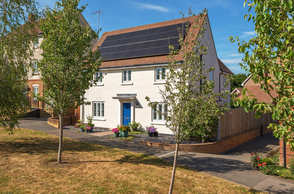 4 bedroom detached house for sale in Bridge Close, Codmore Hill ...