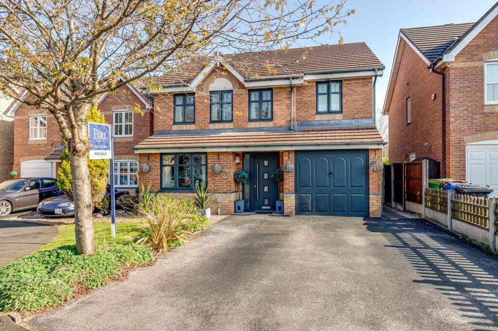 4 bedroom detached house for sale in Stuart Close, Platt Bridge, WN2