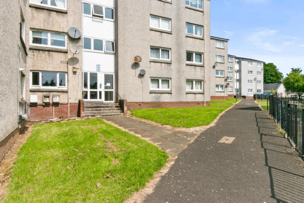 2 bedroom flat for sale in Dougray Place, Barrhead, G78