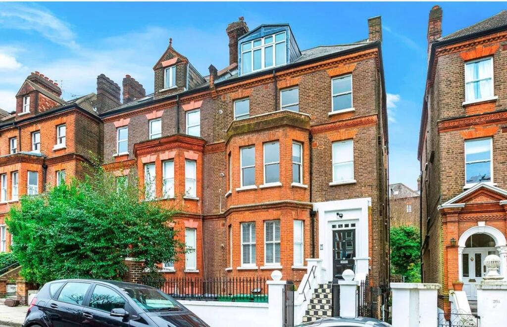 Studio apartment for sale in Frognal, Hampstead, London, NW3