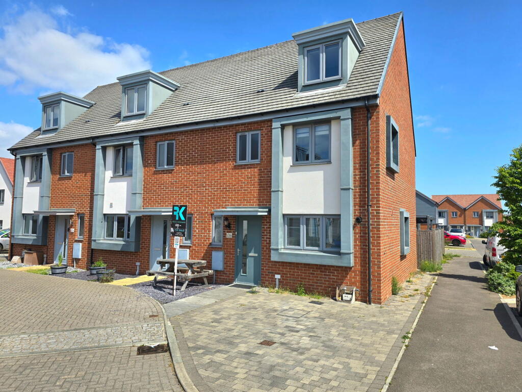 4 bedroom town house for sale in Bayliss Grove, Minster On Sea ...