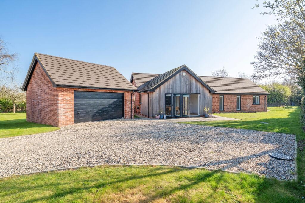 3 bedroom detached bungalow for sale in Sneath Road, Aslacton, NR15
