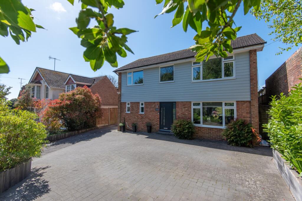 5 bedroom detached house for sale in Durrington Hill, Worthing, BN13