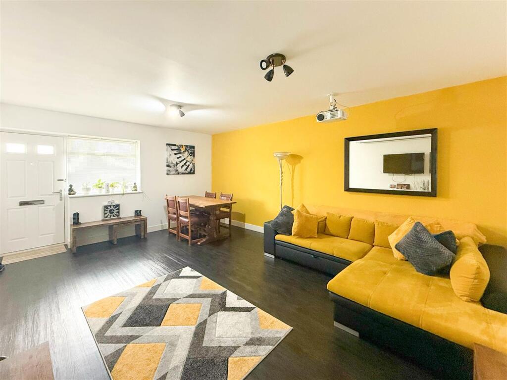 2 bedroom bungalow for sale in Rawreth Lane, Rawreth, Wickford, SS11