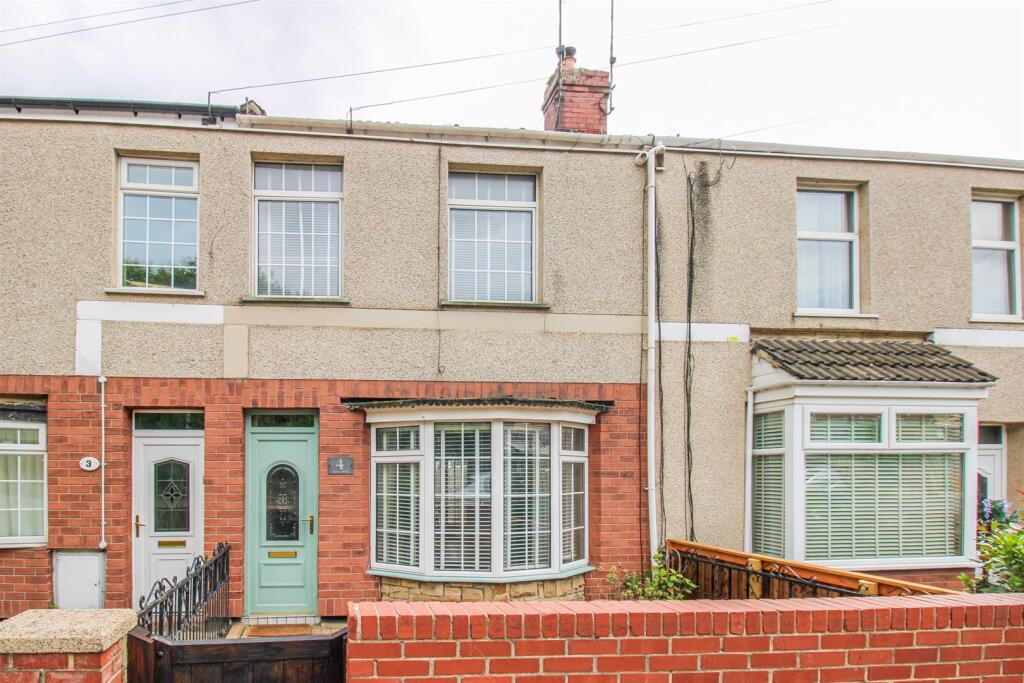 3 bedroom terraced house for sale in Station Road, Askern, Doncaster, DN6