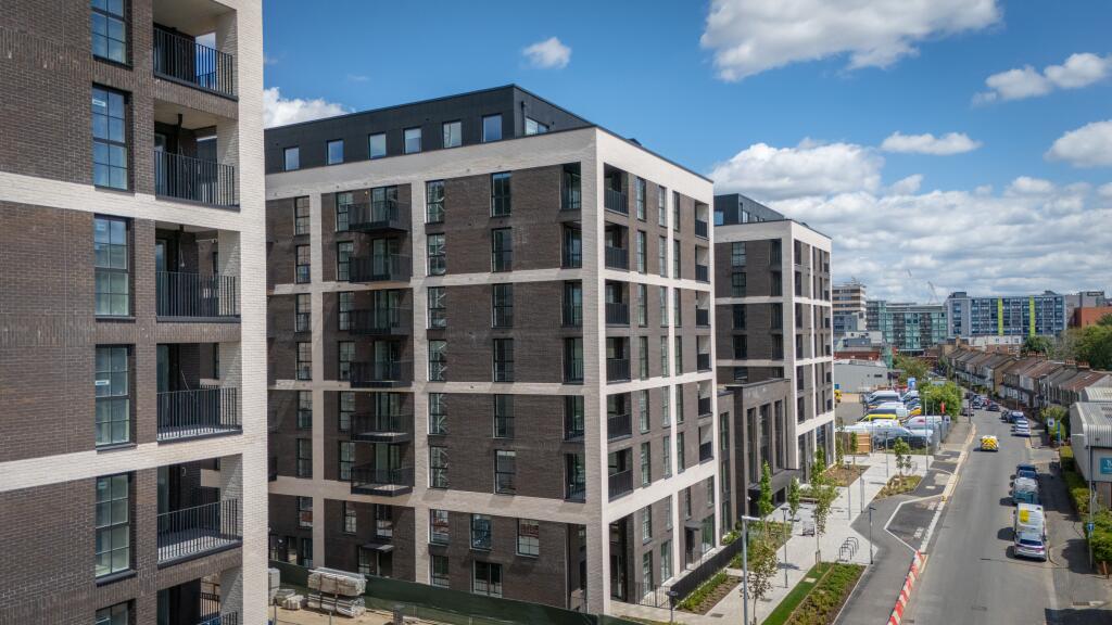 2 bedroom flat for rent in Momento Hayes, Masonry Place, Hayes, UB3