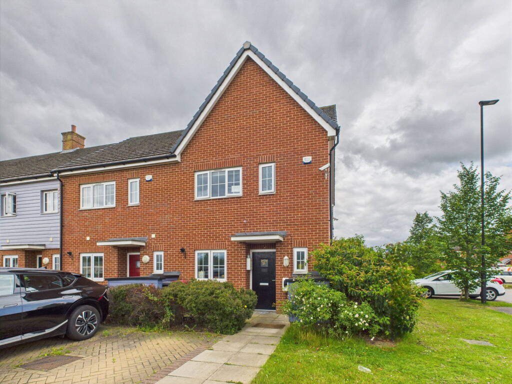 3 bedroom end of terrace house for sale in Long Furlong Drive, Slough ...