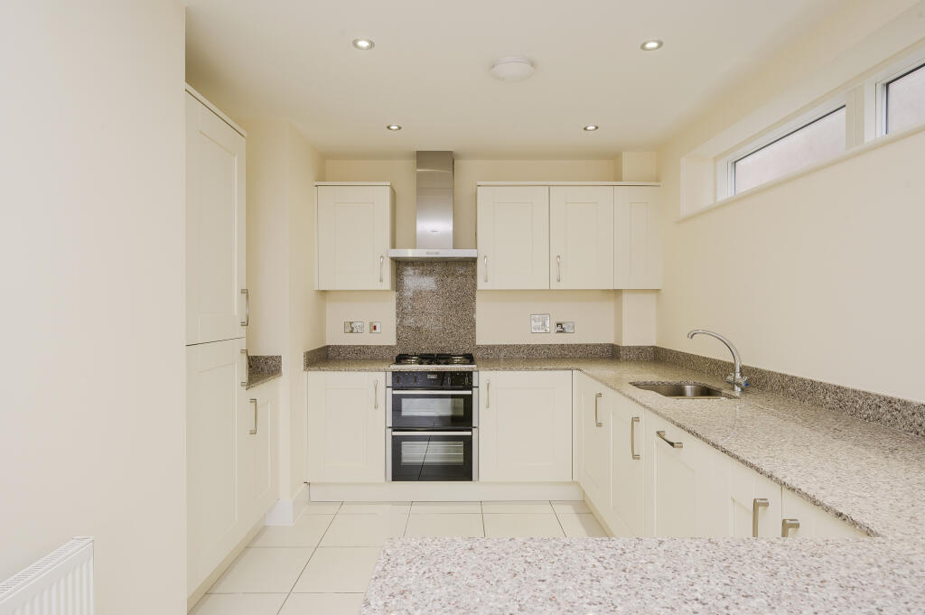 2 bedroom flat for rent in Central Road, Worcester Park, KT4