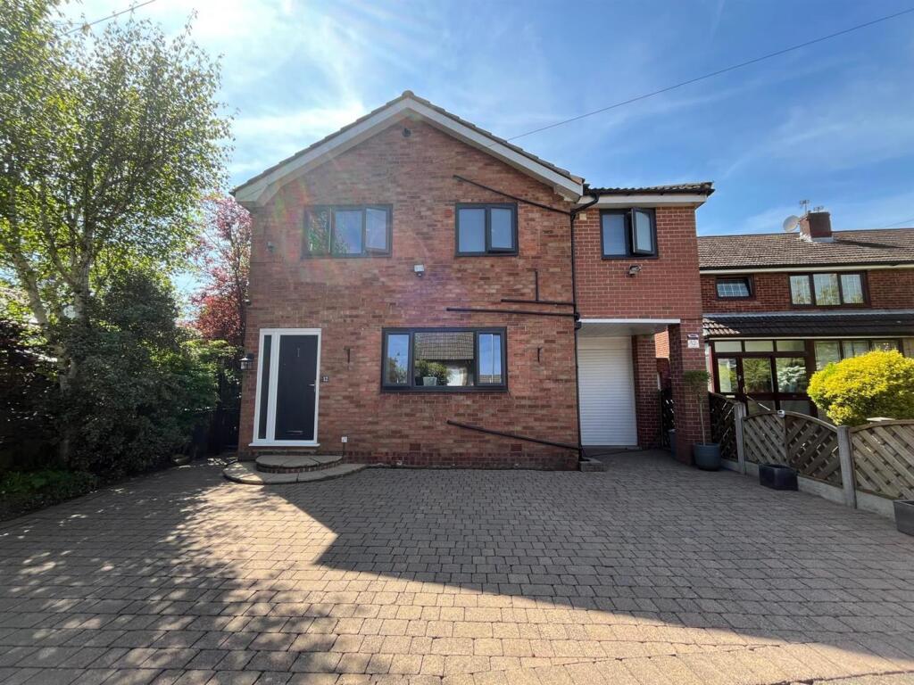 4 bedroom detached house for sale in Arden Close, Ashton-Under-Lyne, OL6