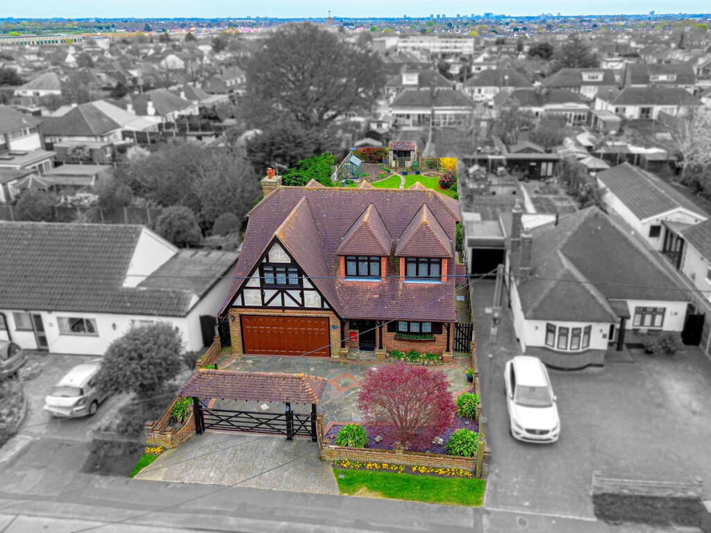 4 bedroom detached house for sale in Central Avenue, Rochford, SS4