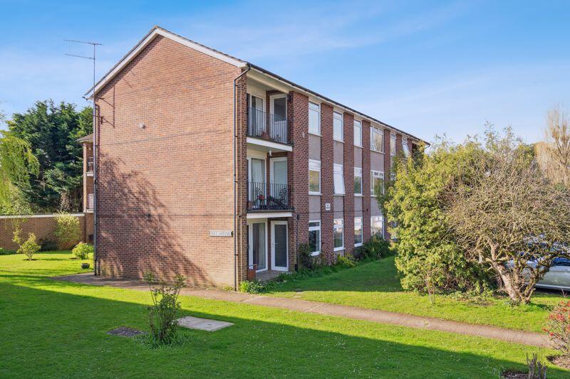 3 Bedroom Flat For Sale In Cressington Place Bourne End Sl8