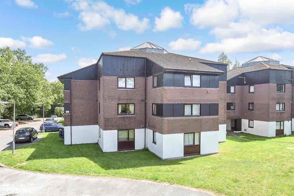 Studio flat for sale in Camelot Court, Ifield, Crawley, West Sussex, RH11