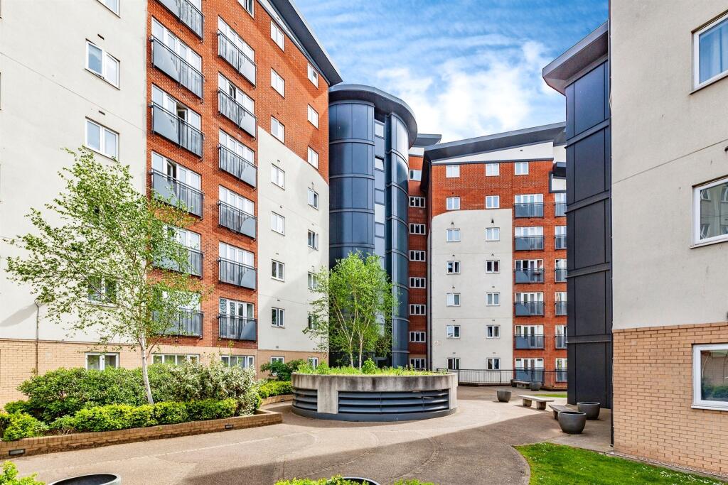 1 bedroom flat for sale in Aspects Court, Slough, SL1