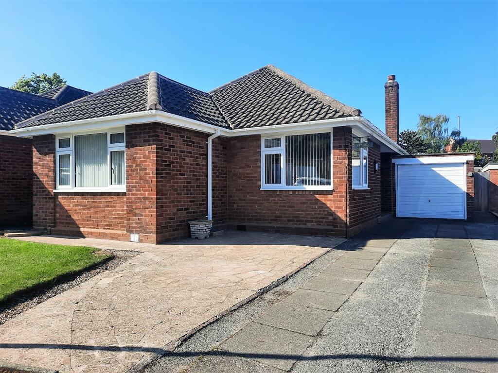 3 bedroom detached bungalow for sale in Beechfield Rise, LICHFIELD, WS13