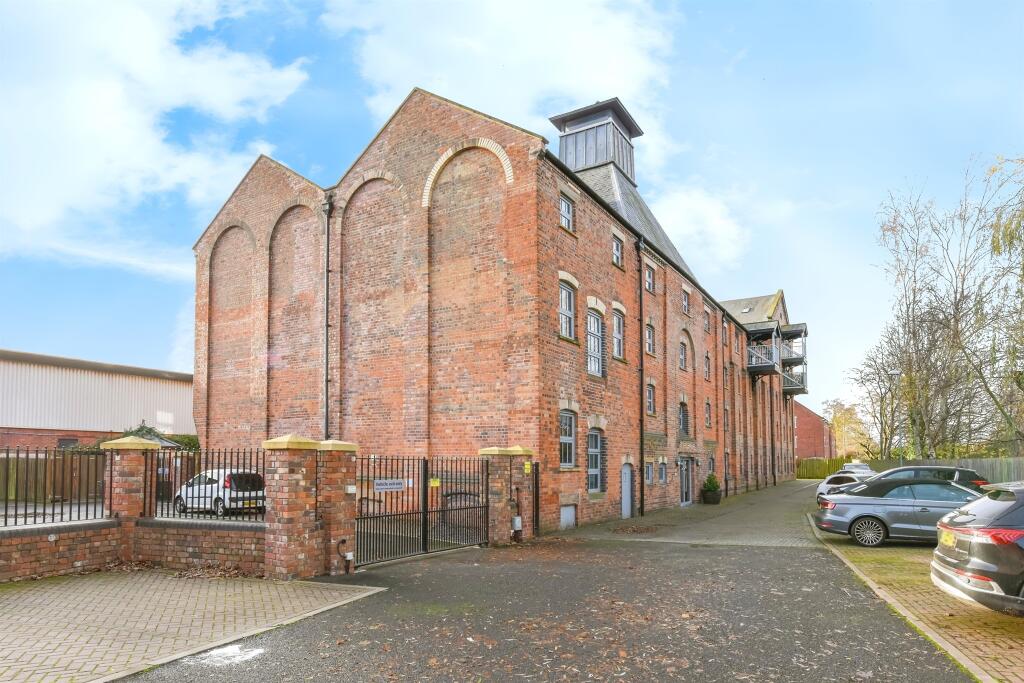 2 bedroom apartment for sale in Cairns Close, Lichfield, WS14