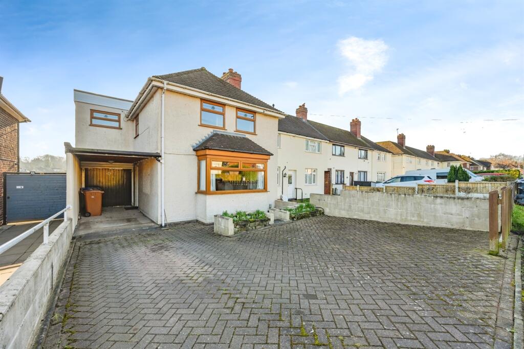 4 bedroom end of terrace house for sale in Ponesfield Road, Lichfield, WS13