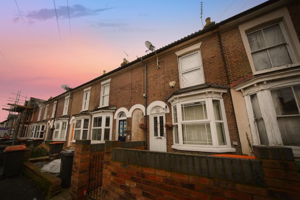 2 bedroom terraced house for sale in Victoria Street, Dunstable, LU6