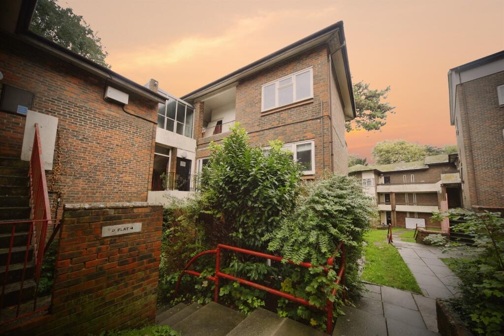 2 bedroom flat for sale in Sutherland Place, Luton, LU1