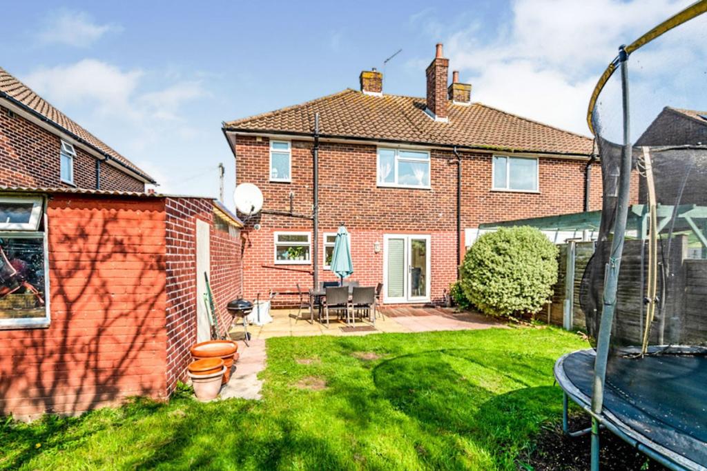 3 Bedroom End Of Terrace House For Sale In Monks Way Eastleigh So50