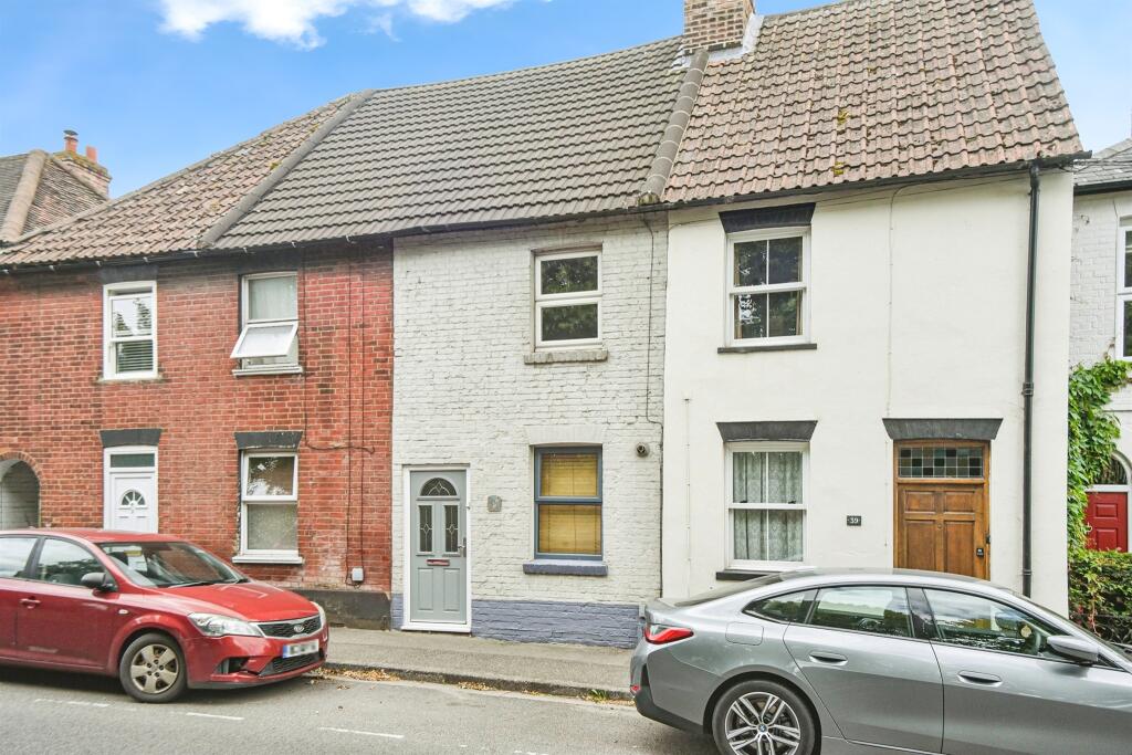 3 bedroom terraced house for sale in Churchfields Road, Salisbury, SP2
