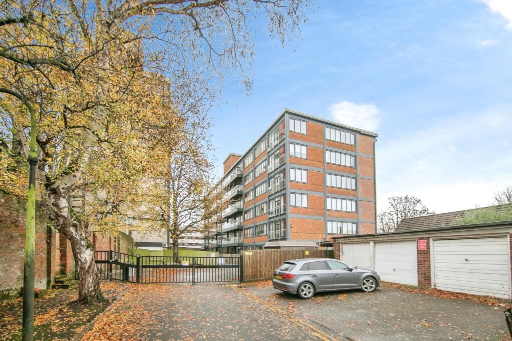 2 bedroom ground floor flat for sale in West Stockwell Street, Colchester, CO1