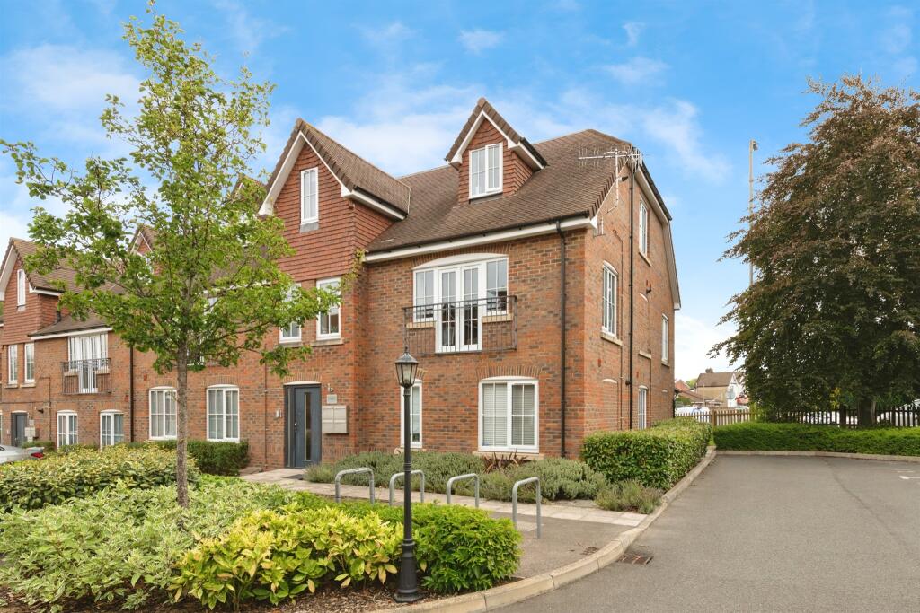 2 bedroom apartment for sale in Springfield Close, Salfords, Redhill, RH1