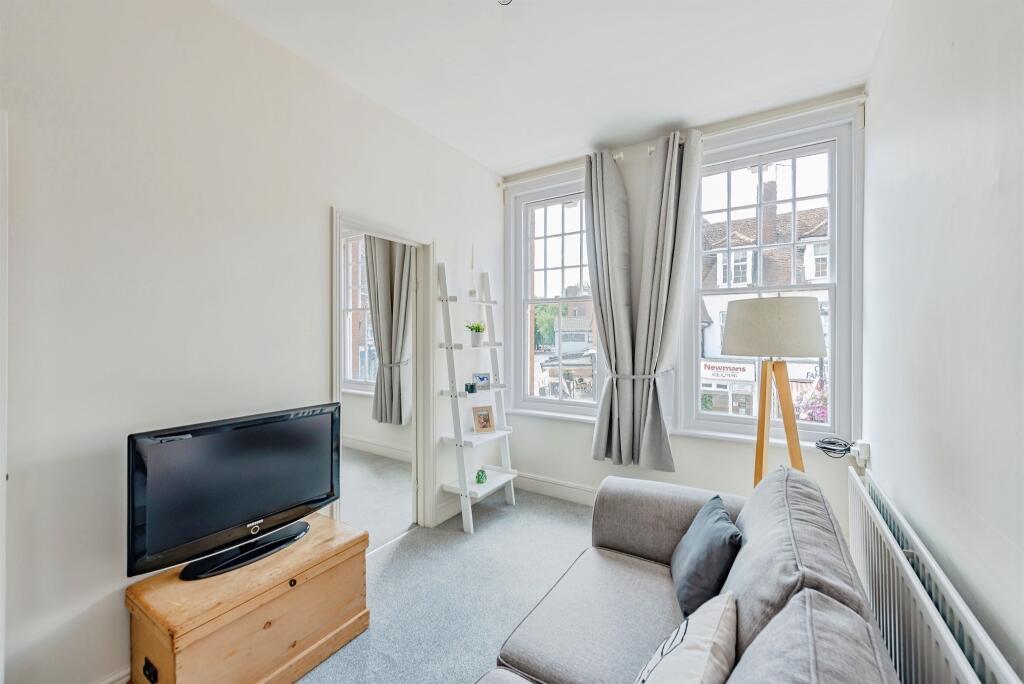 1 bedroom flat for sale in High Street, Horley, RH6