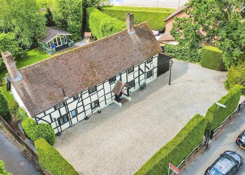 5 bedroom detached house for sale in Hazelwick Mill Lane, Crawley, RH10