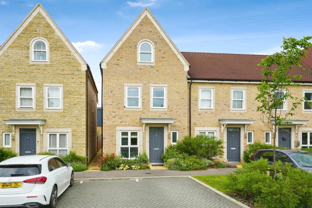 3 bedroom end of terrace house for sale in Clifton Close, Bicester, OX26