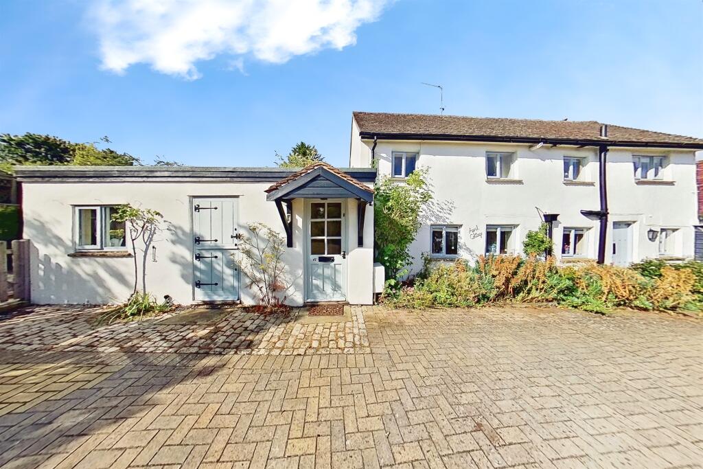 2 bedroom cottage for sale in High Street, Long Crendon, Aylesbury, HP18