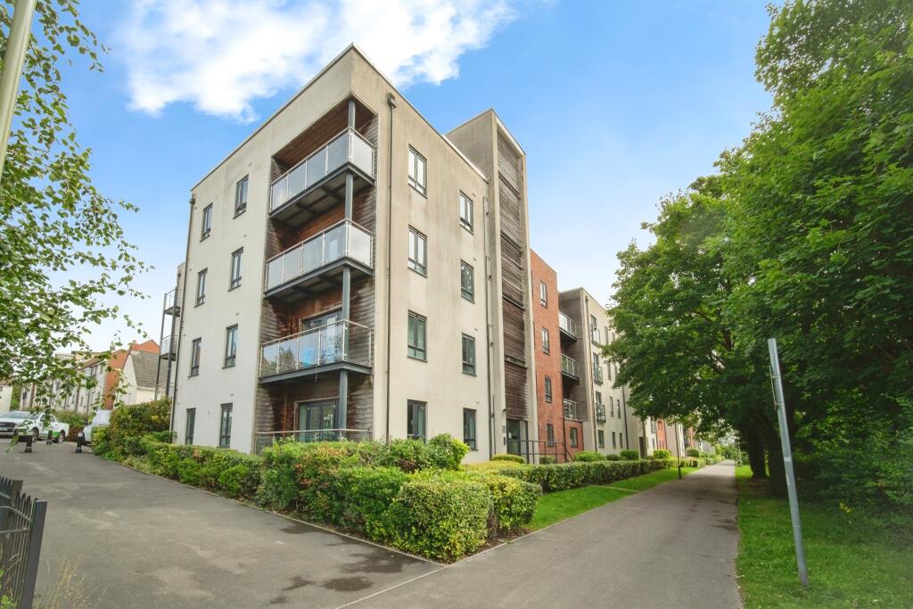 2 bedroom flat for sale in Sinclair Drive, Basingstoke, RG21