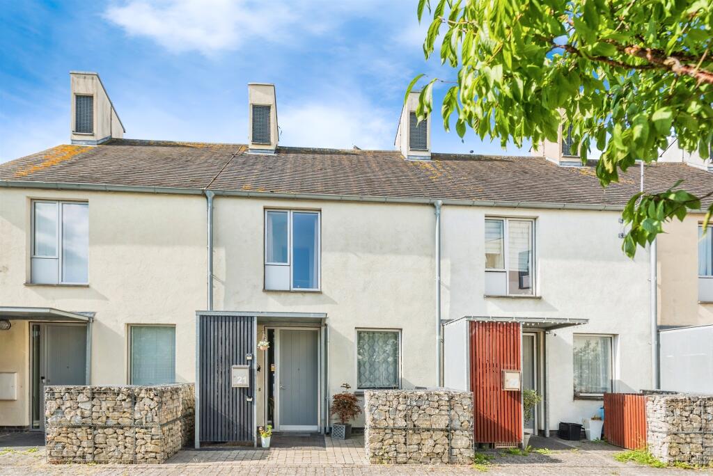 2 bedroom terraced house for sale in Howse Garden, Swindon, SN2