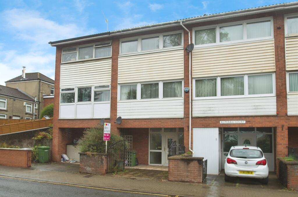 3 bedroom terraced house for sale in Berw Road, PONTYPRIDD, CF37
