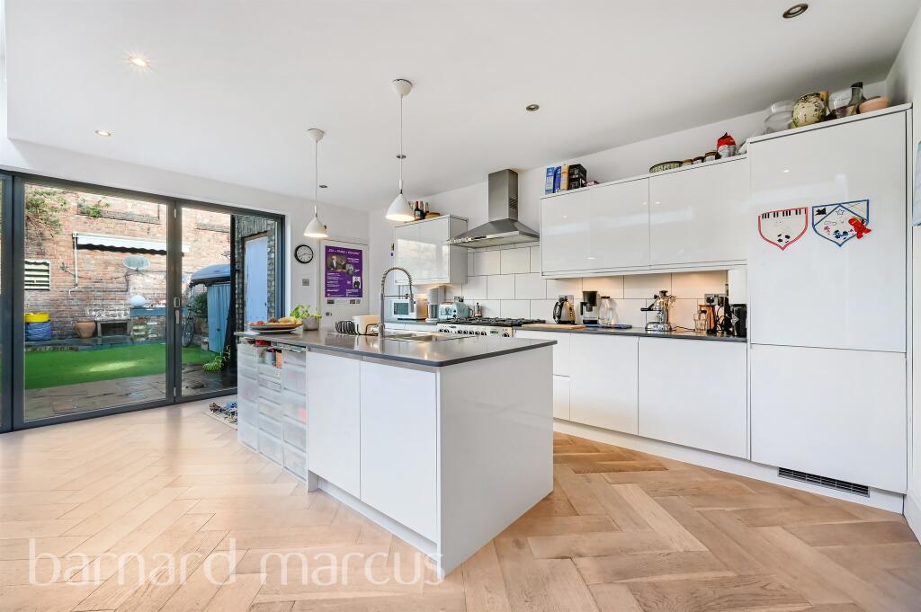 4 bedroom end of terrace house for sale in Kay Road, London, SW9