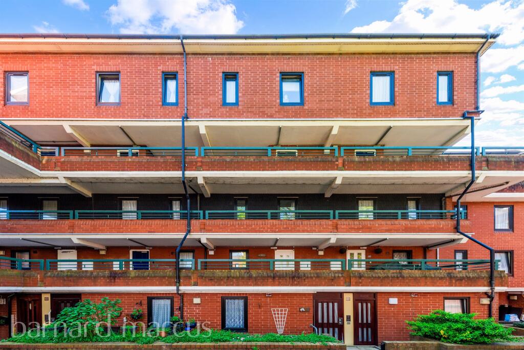 2 bedroom maisonette for sale in New Chapel Square, Feltham, TW13