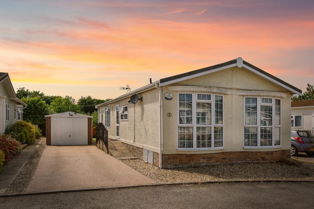 2 bedroom park home for sale in Rushbrooke Lane, Bury St. Edmunds, IP33