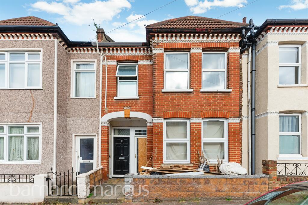 2 bedroom maisonette for sale in Leverson Street, London, SW16