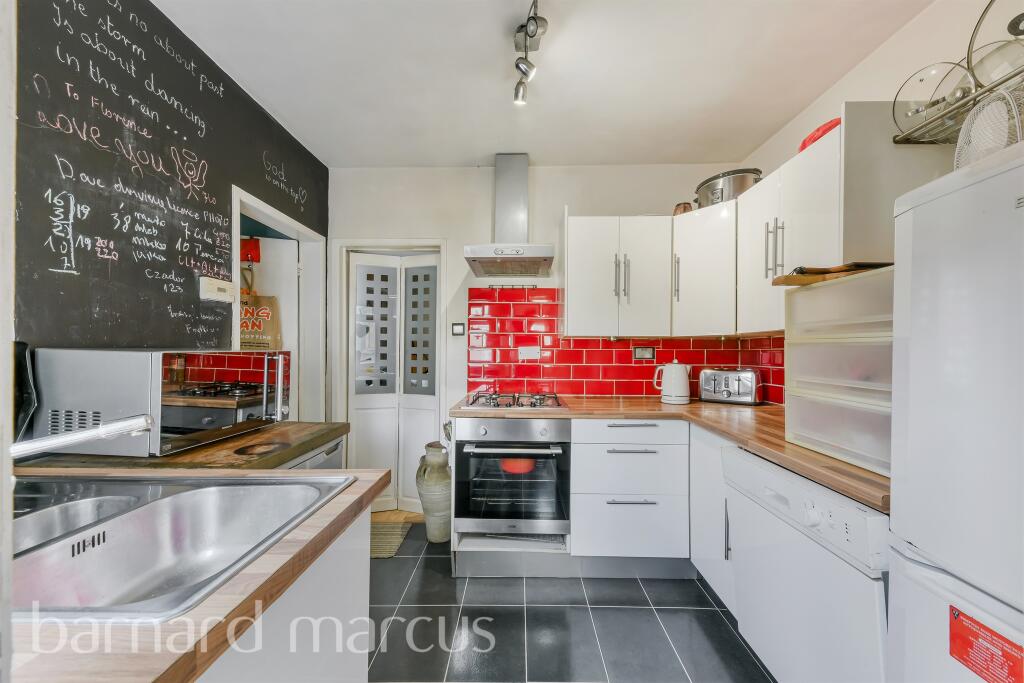 2 bedroom maisonette for sale in Leverson Street, London, SW16